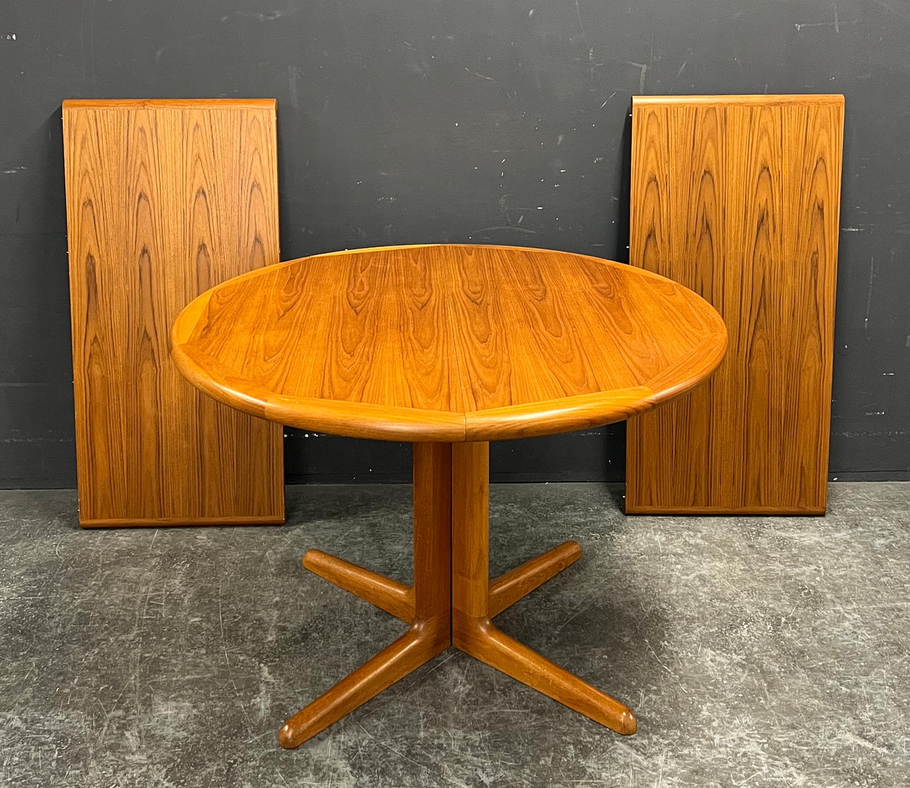EXTENDABLE DINING TABLE. Furniture - Dining tables - Auctionet