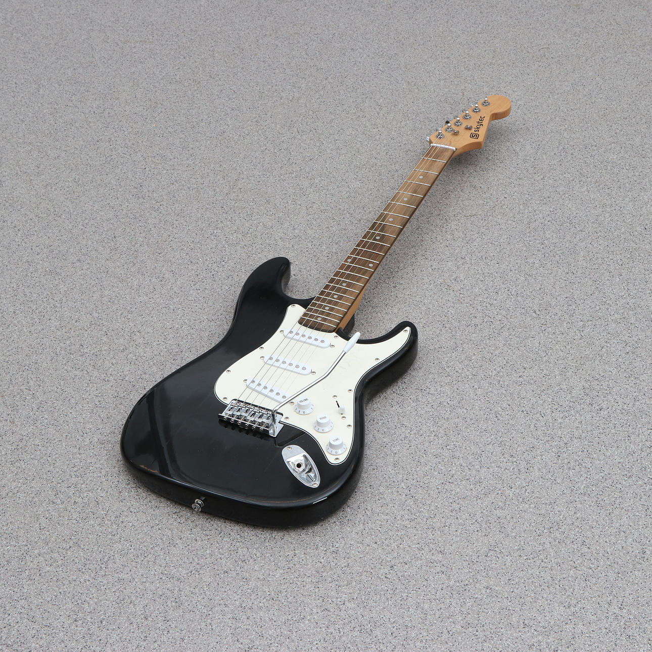 SKYTEC, ELECTRIC GUITAR. Stratocaster-like model. Contemporary ...