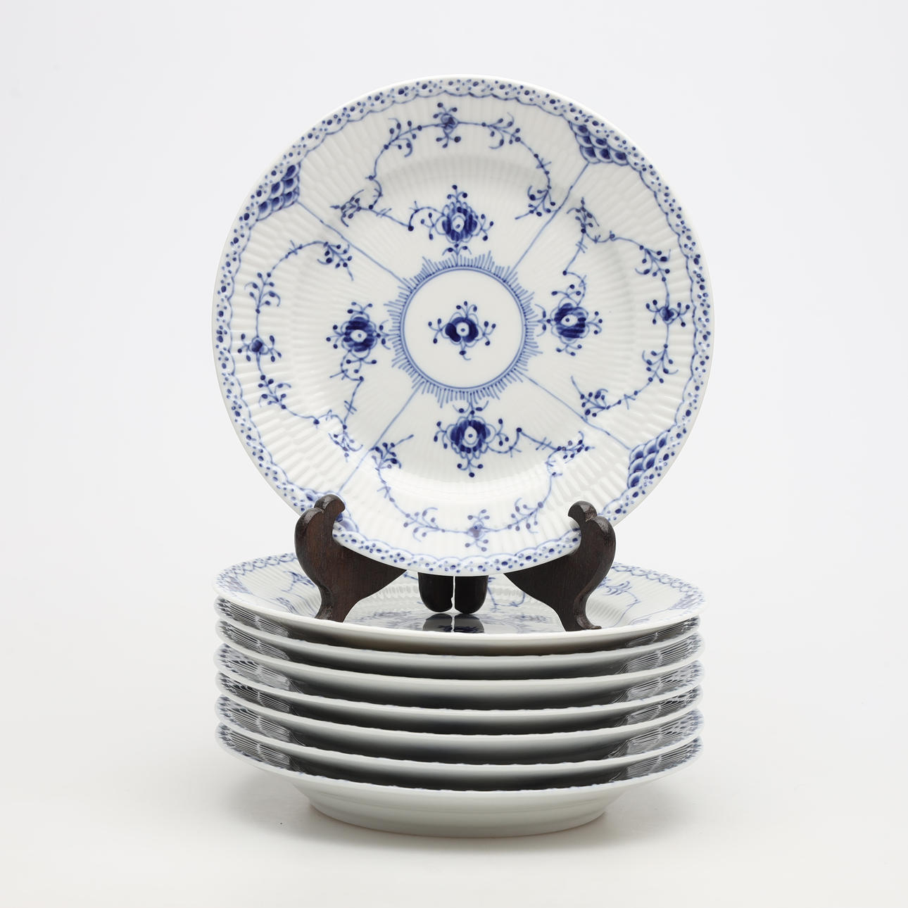 A set of 8 porcelain dishes “Musselmalet”, no 573, half blond, Royal ...