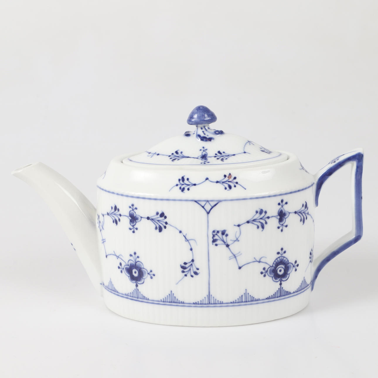 TEKANNA, "Musselmalet", porslin, Royal Copenhagen, Danmark. Keramik ...