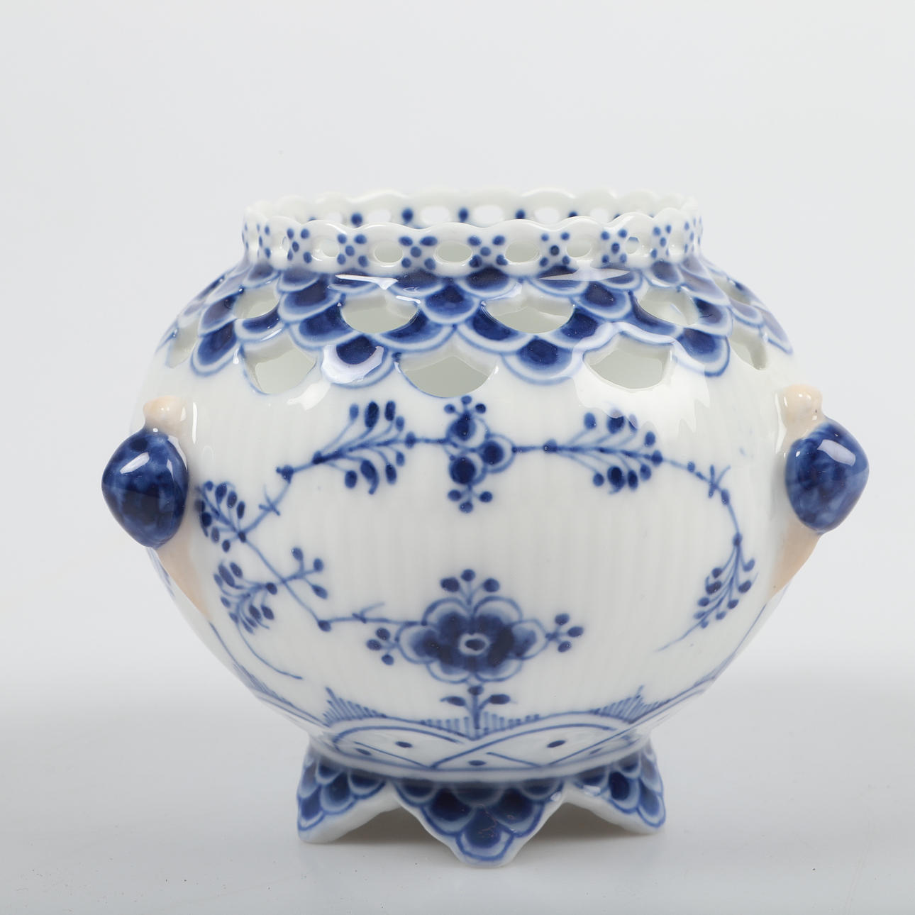 VAS, "Musselmalet", porslin, Royal Copenhagen, Danmark. Keramik ...