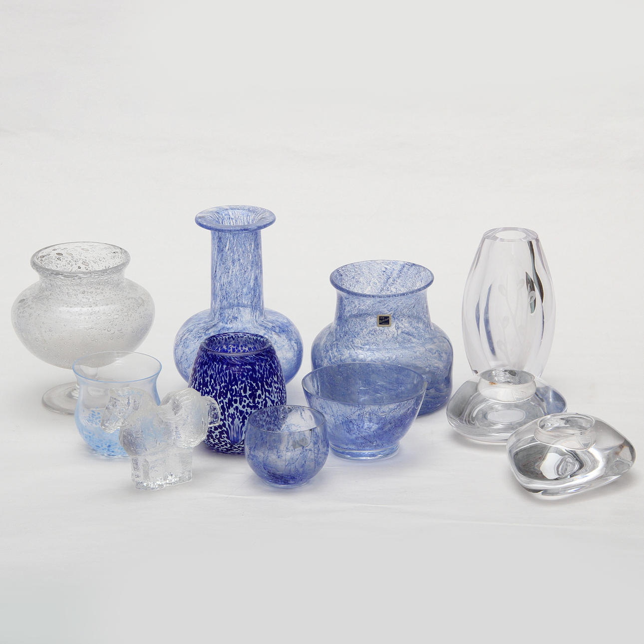 A set of 11 glass objects, including Björkshult and Höglund. Glass ...