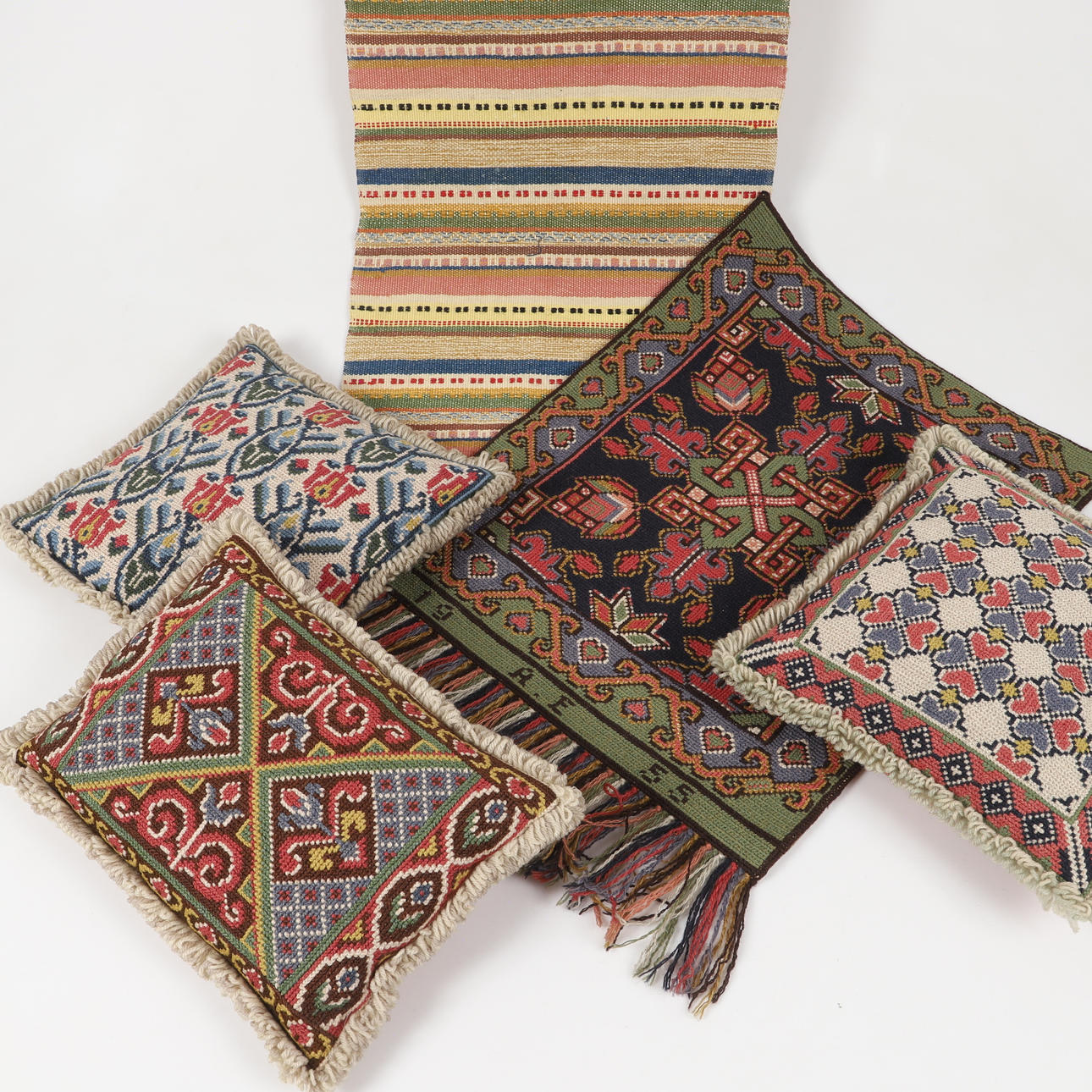 KUDDAR M. M., 5 stycken, mestadels twistsöm, 1900-tal. Mattor & Textil ...
