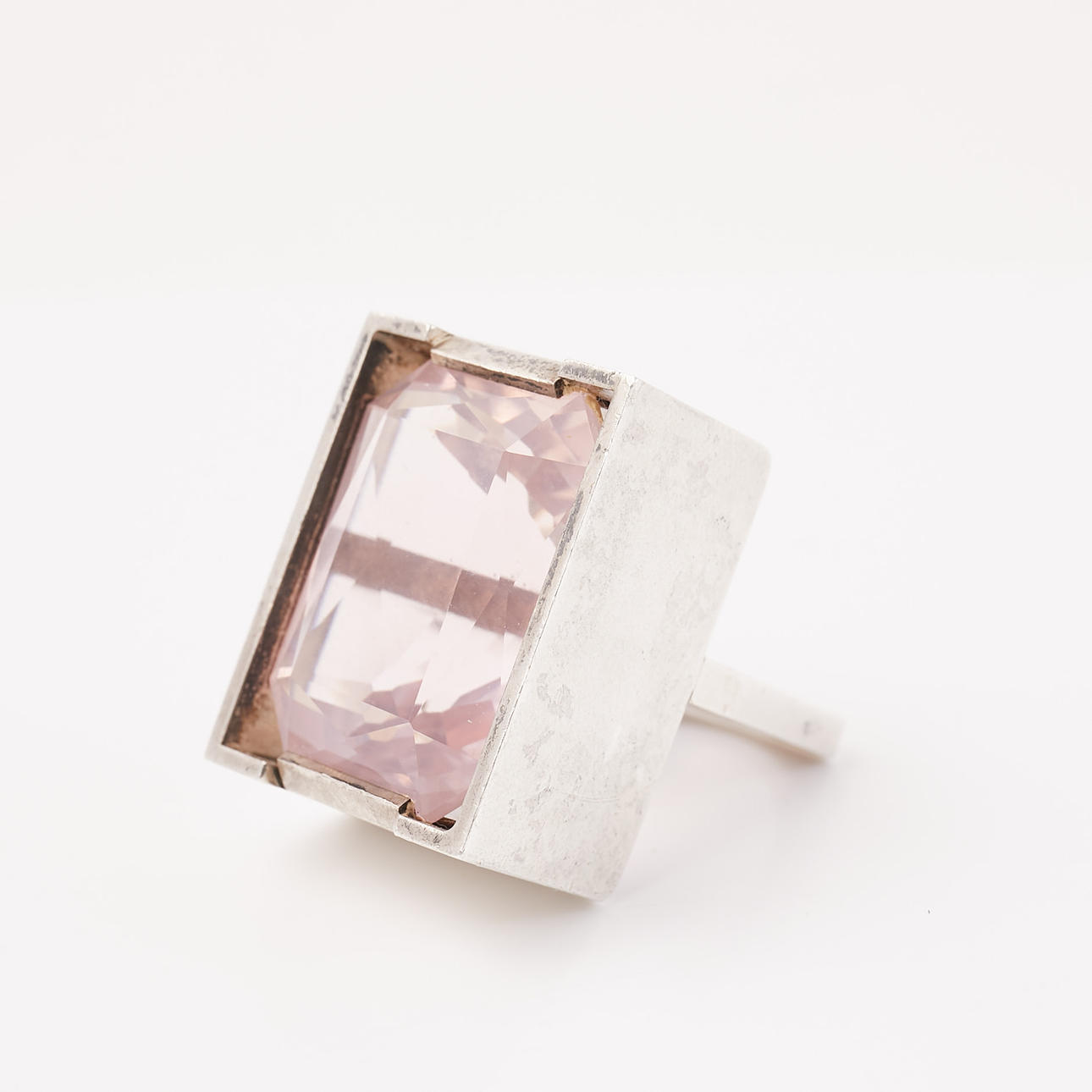 SVEN HAUGAARD, ring, sterlingsilver, 1 smaragdslipad rosenkvarts ...