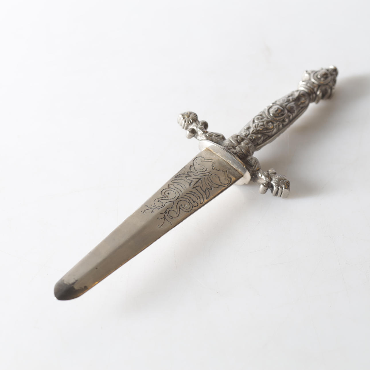 A replica dagger, 20th century. Weapons & Militaria - Edged weapons ...