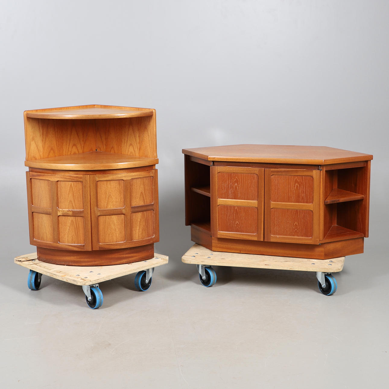 A MID-20TH CENTURY NATHAN TEAK TV STAND AND MATCHING CORNER CUPBOARD ...