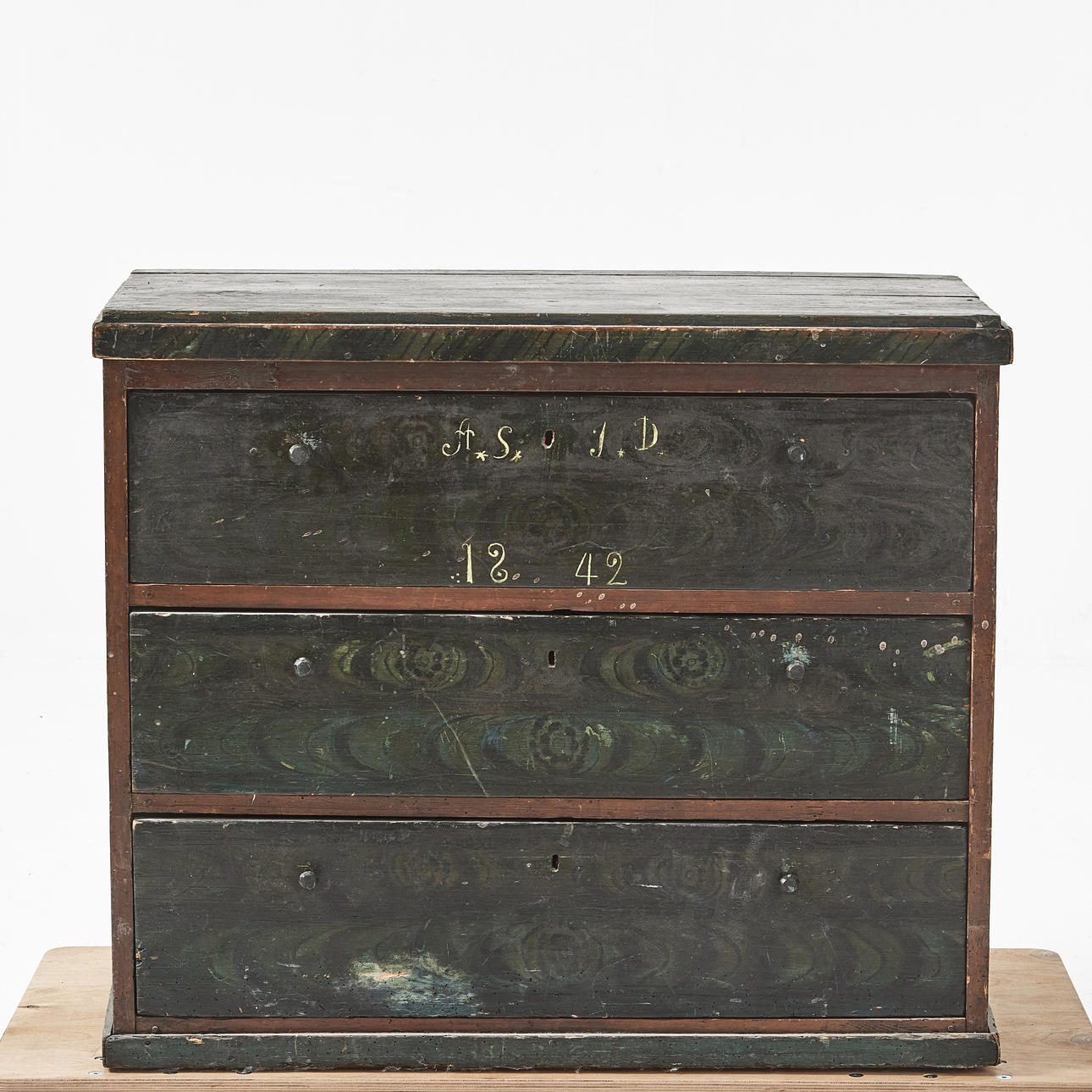 BYRÅ, allmoge, daterad 1842, 3 lådor, orginalmålad. Allmoge - Möbler ...