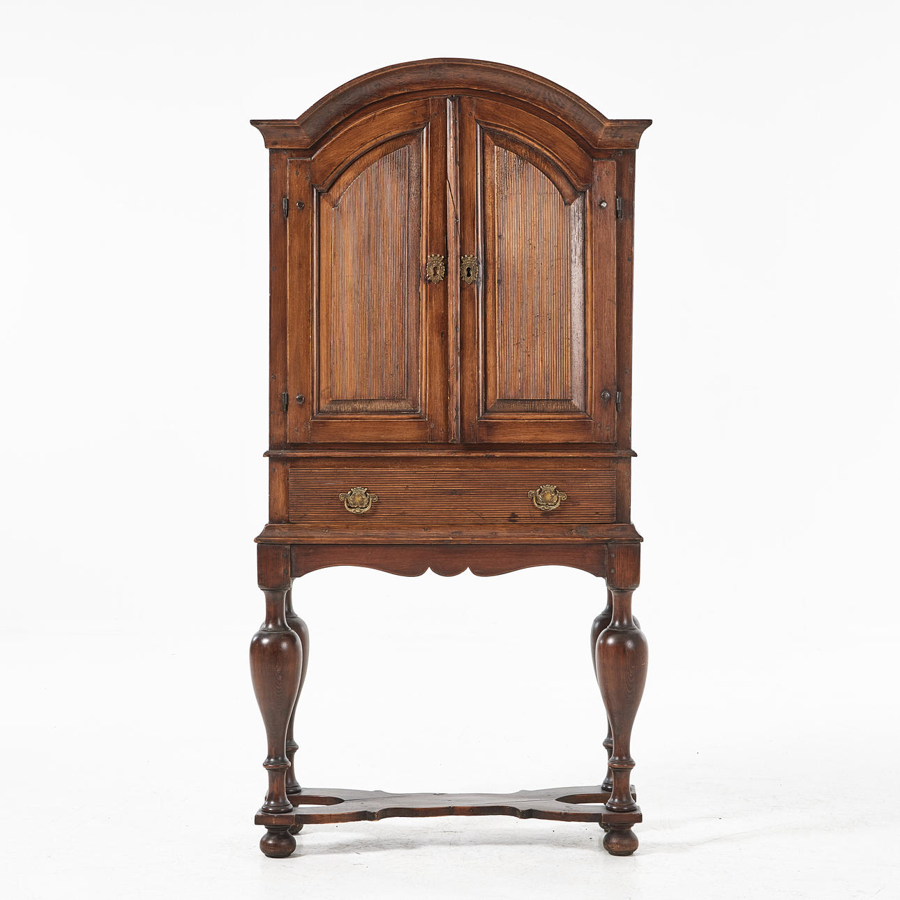 SKÅP på benställning, rokokostil, betsad furu, beslag i mässing. Möbler ...