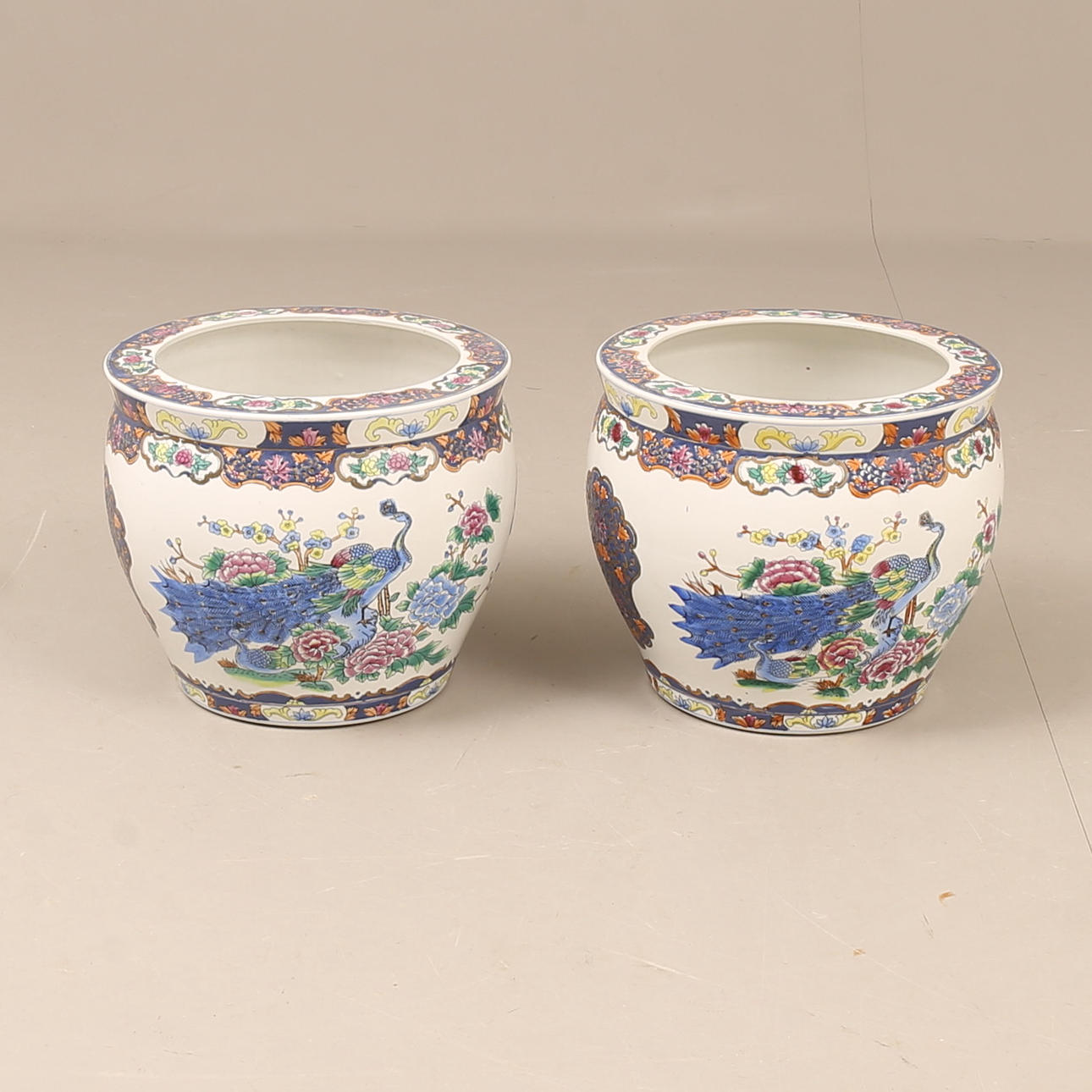 A pair of porcelain outer liners, China, 20th century. Asiatica ...