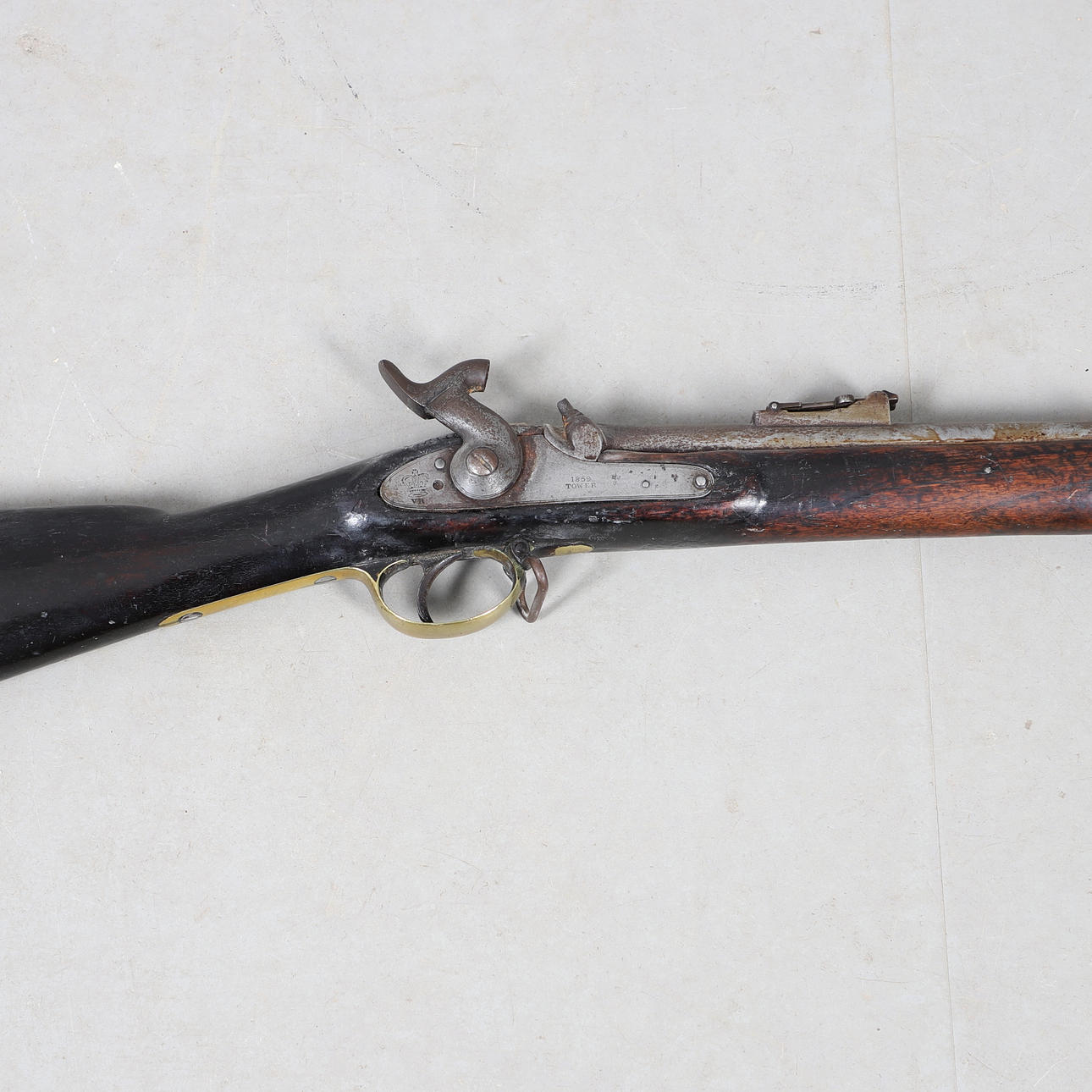 ETT TORN UTFÄRDAT 1853 MÖNSTERSLAGVERK MED TRE BAND MUSKETT. Vapen ...