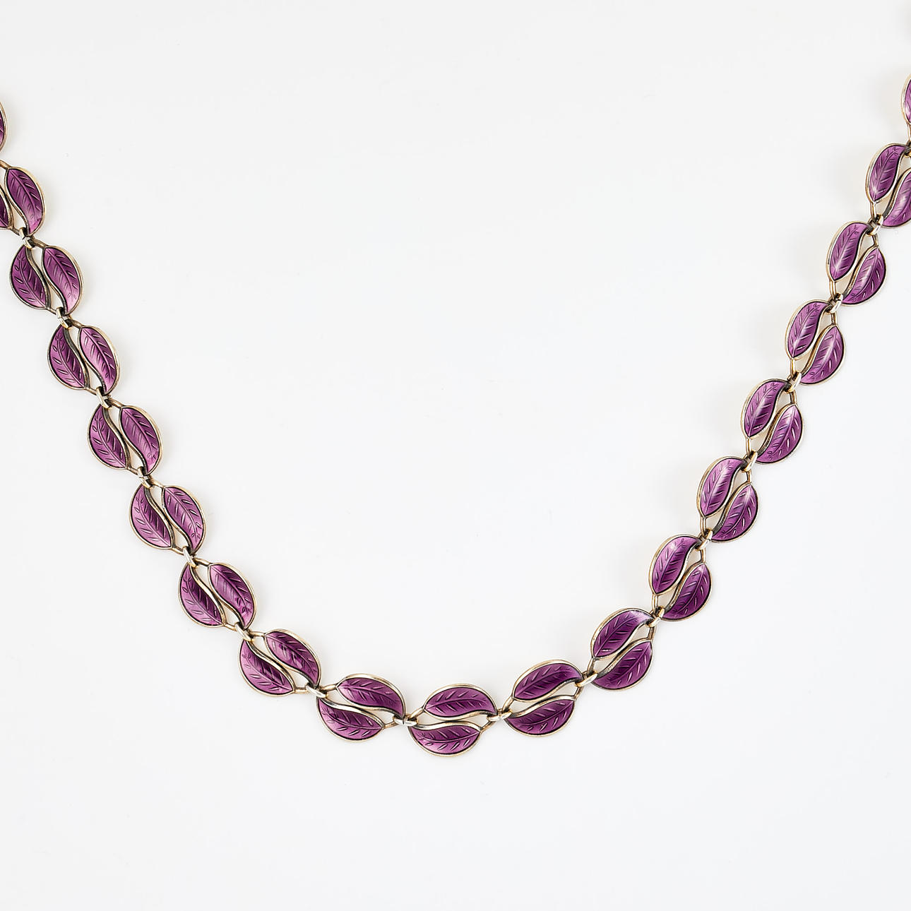 DAVID ANDERSEN. Halsband, förgyllt sterlingsilver samt lila emalj, i ...
