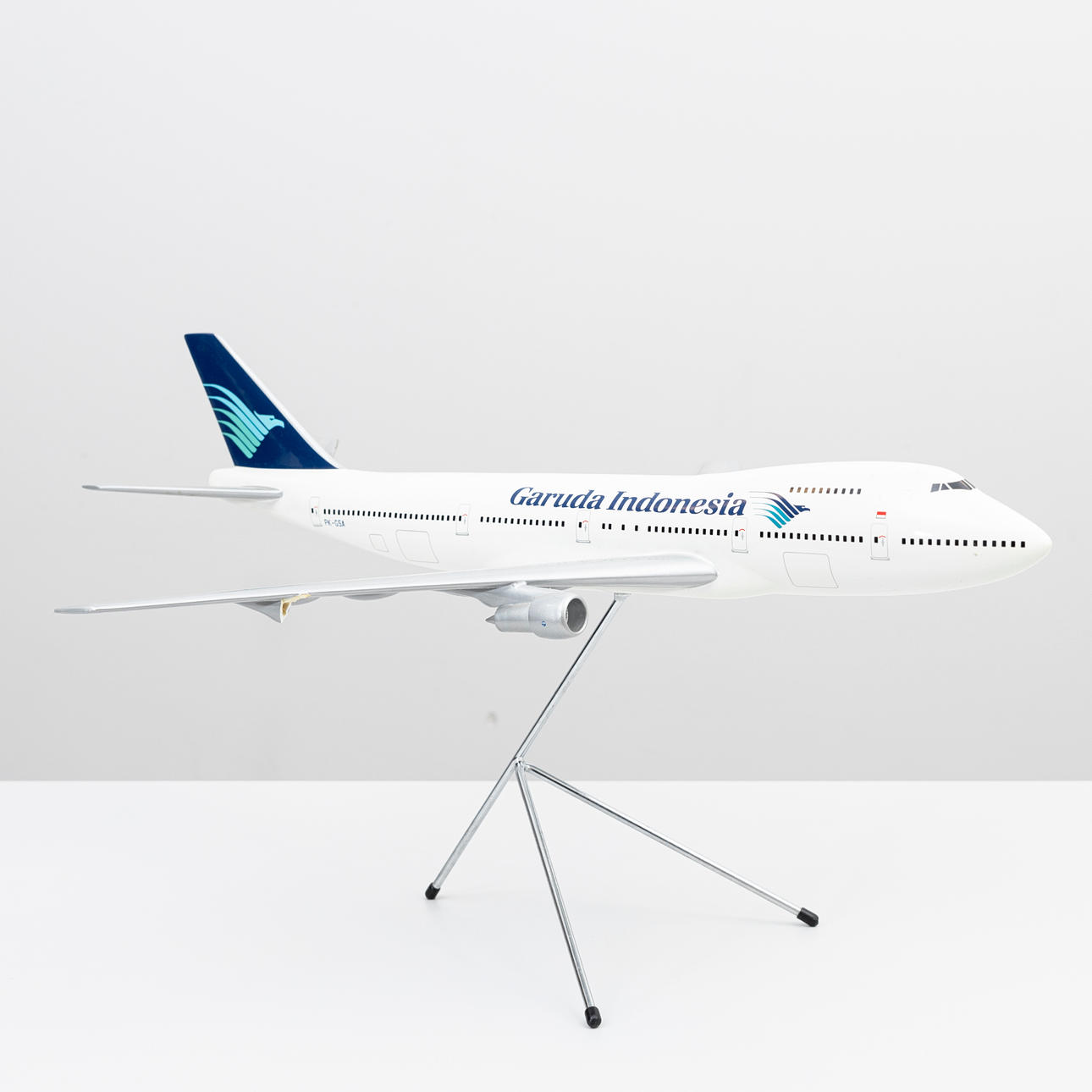 MODELLFLYGPLAN, med ställning, GARUDA INDONESIA, plast, Skylannd models ...