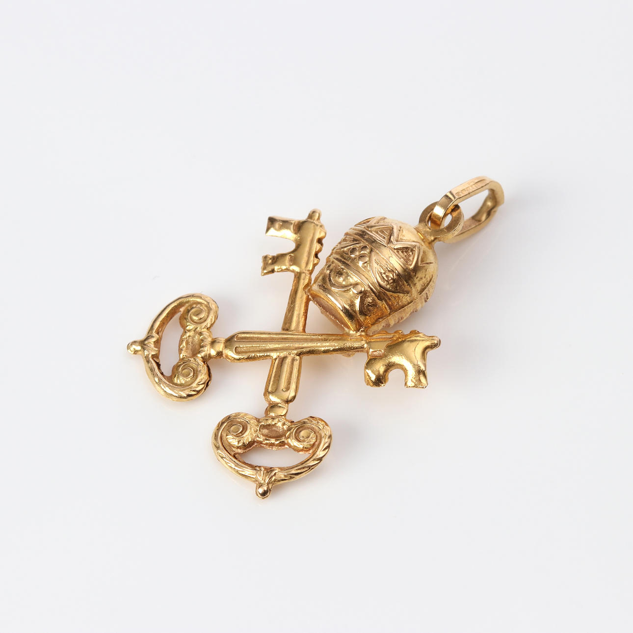 PENDANT “ST. PETERS KEYS”. 18k gold with the symbol of the Holy See ...