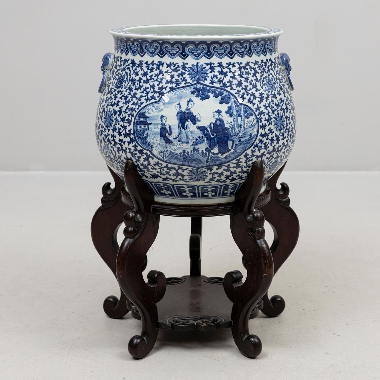 A Chinese porcelain fishbasin/outer liner, 18th/20th century. Asiatica ...