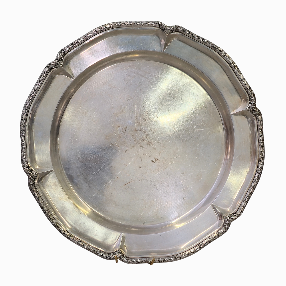 Rund bricka i stämplat silver. Perimetral dekor med lagerkrans. Silver ...