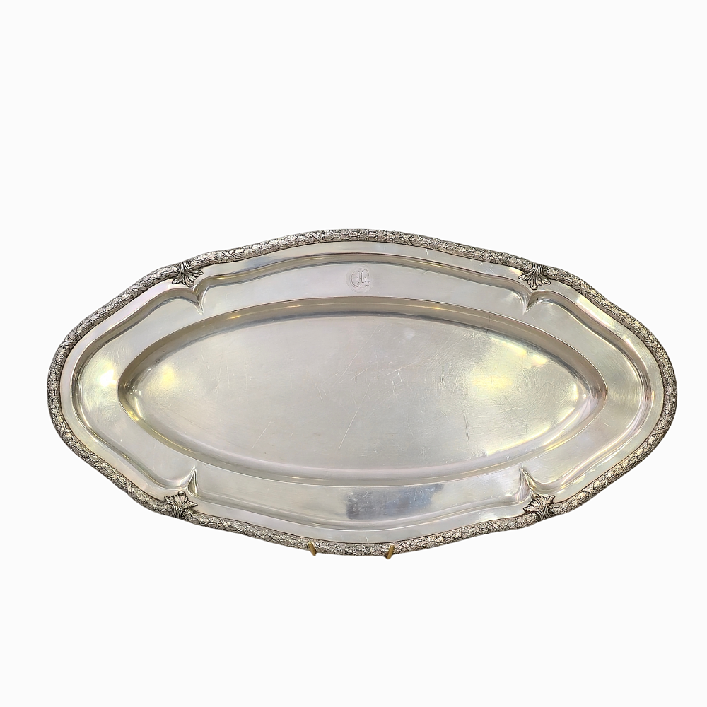 MASRIERA Y CARRERAS. Bricka i stämplat silver. Perimetral dekor med ...