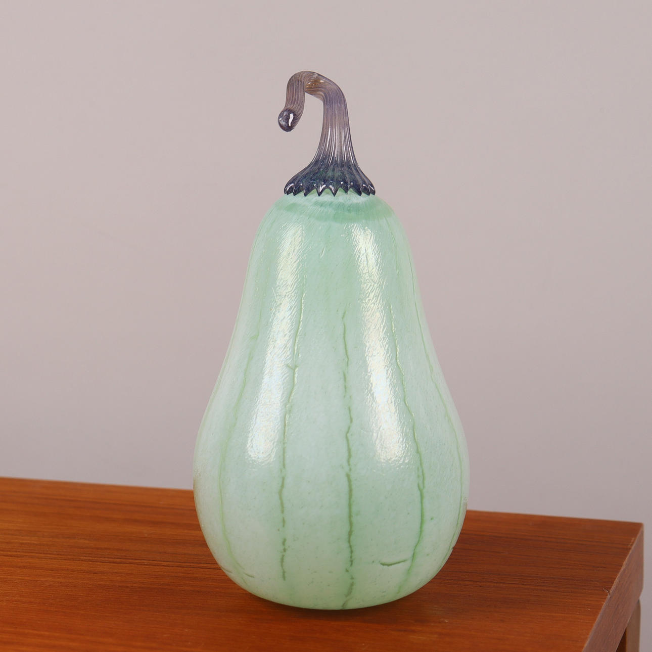 GUNNEL SAHLIN. Kosta Boda, pumpa ur serien "Winter garden". Glas ...