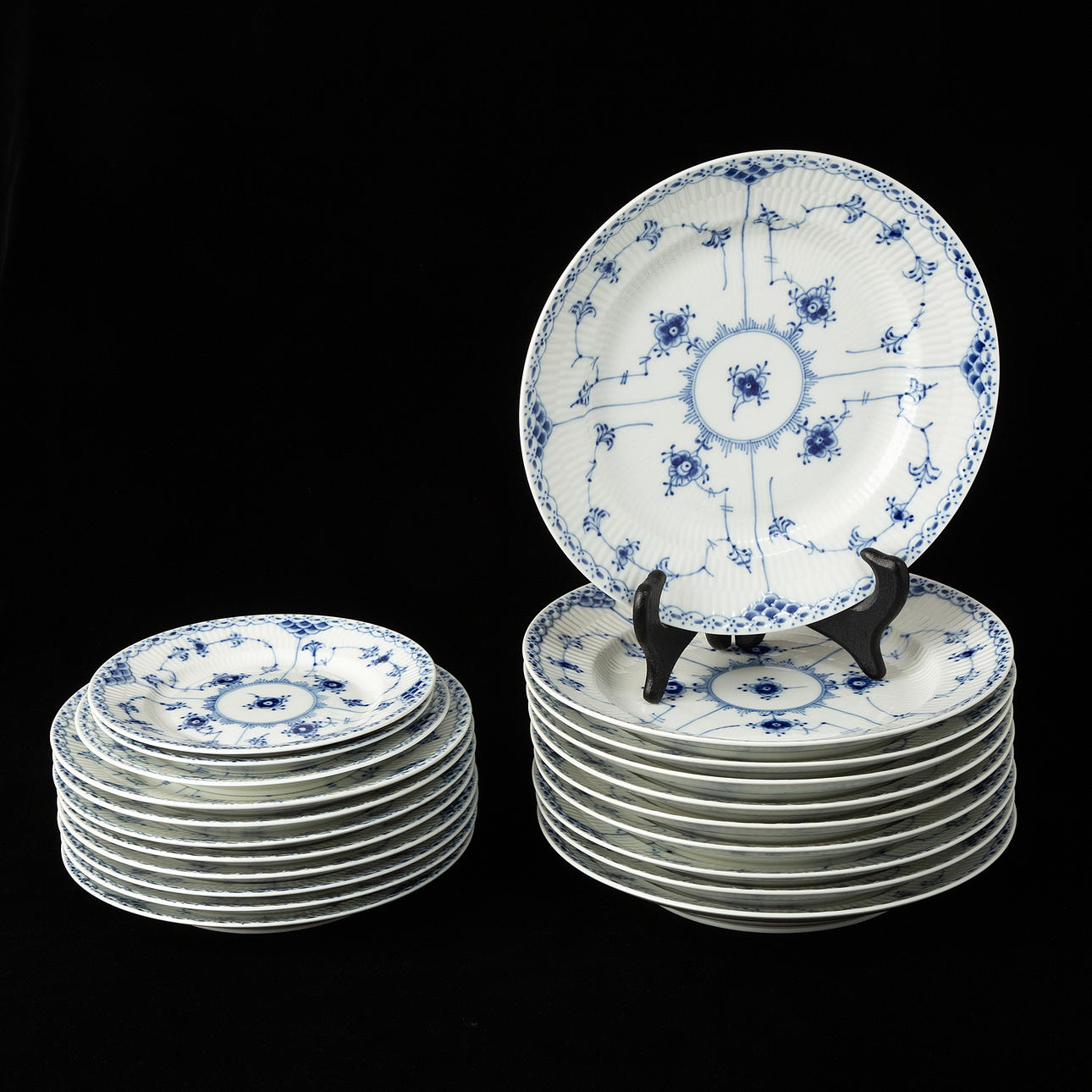 PLATES and DISHES. 21 porcelain stoneware “Musselmalet”, Royal ...