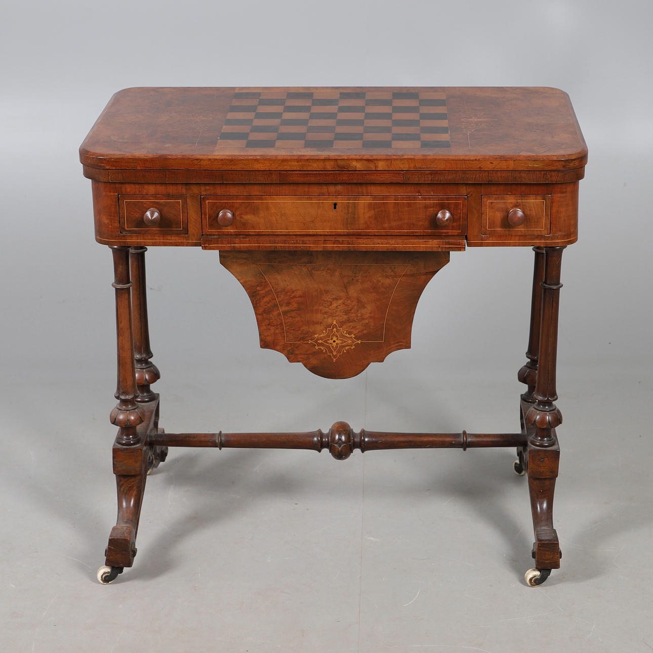 A VICTORIAN WALNUT GAMES/WORK TABLE. Furniture - Tables - Auctionet