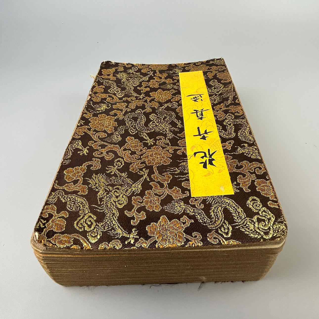 CHINESE FOLDING BOOK OF FLOWERS. Asiatica - Scrolls - Auctionet