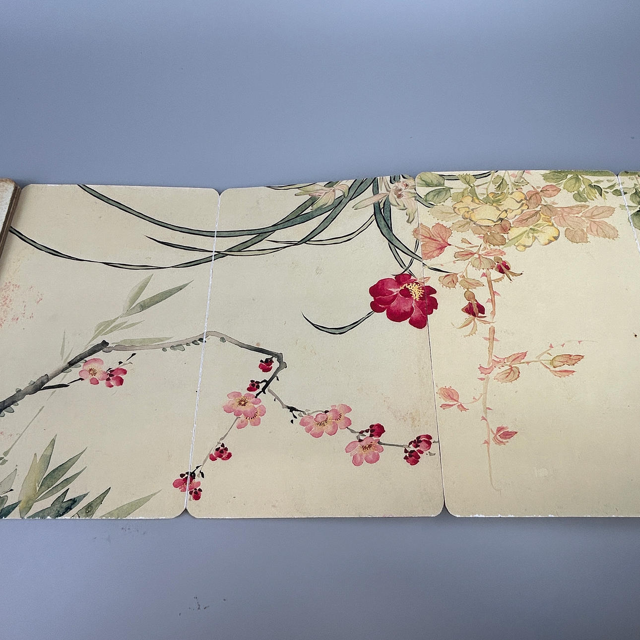 CHINESE FOLDING BOOK OF FLOWERS. Asiatica - Scrolls - Auctionet
