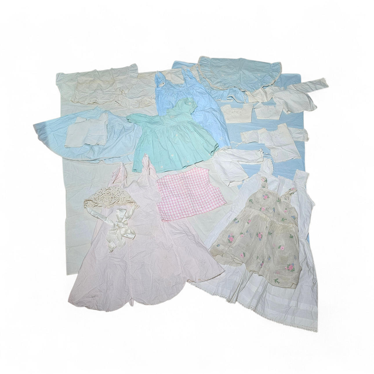 Samling av antika barn- och babykläder i broderat linne med två bäddset ...