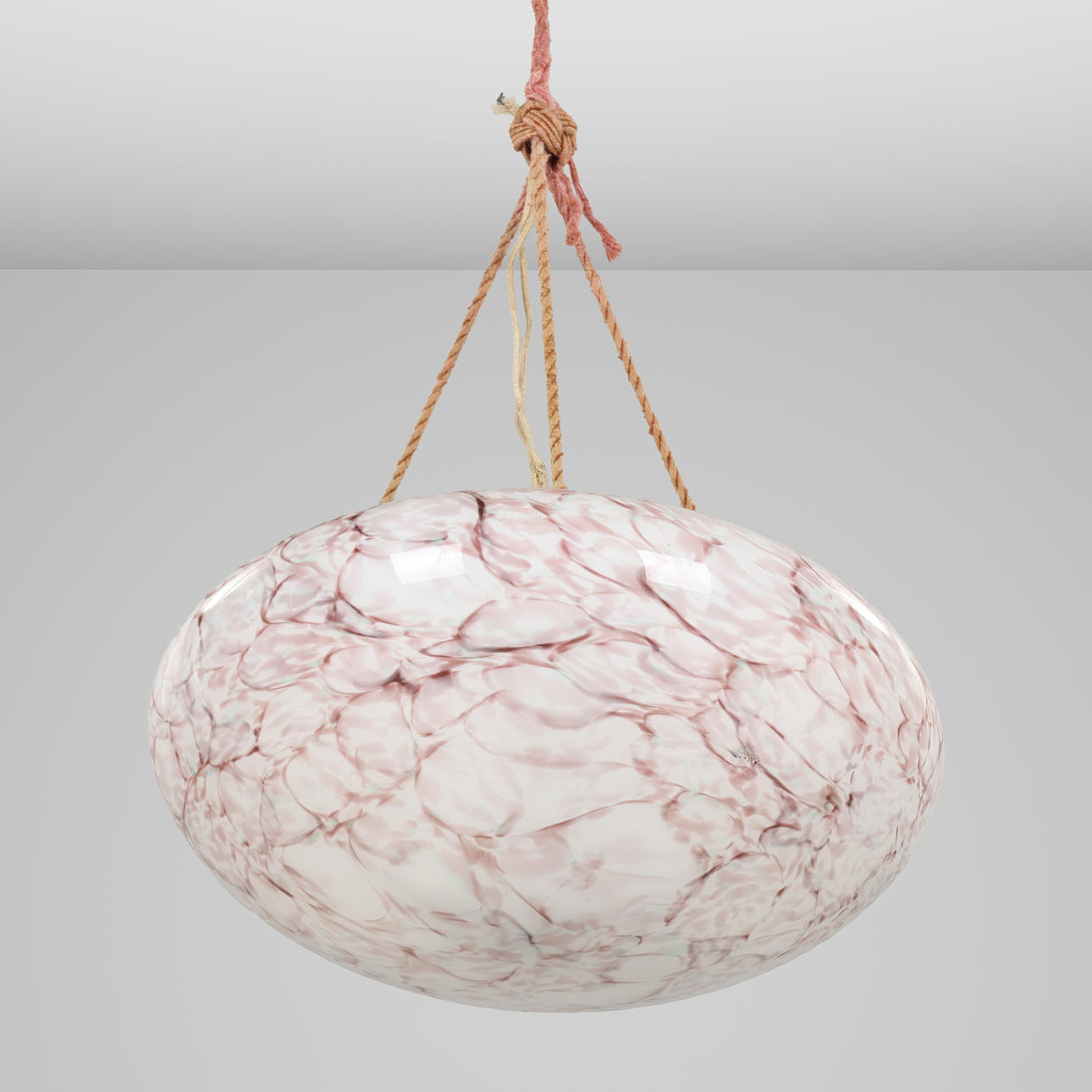 Ampel av marmorerat glas i rosa nyanser, upphängning med sladd lindad ...