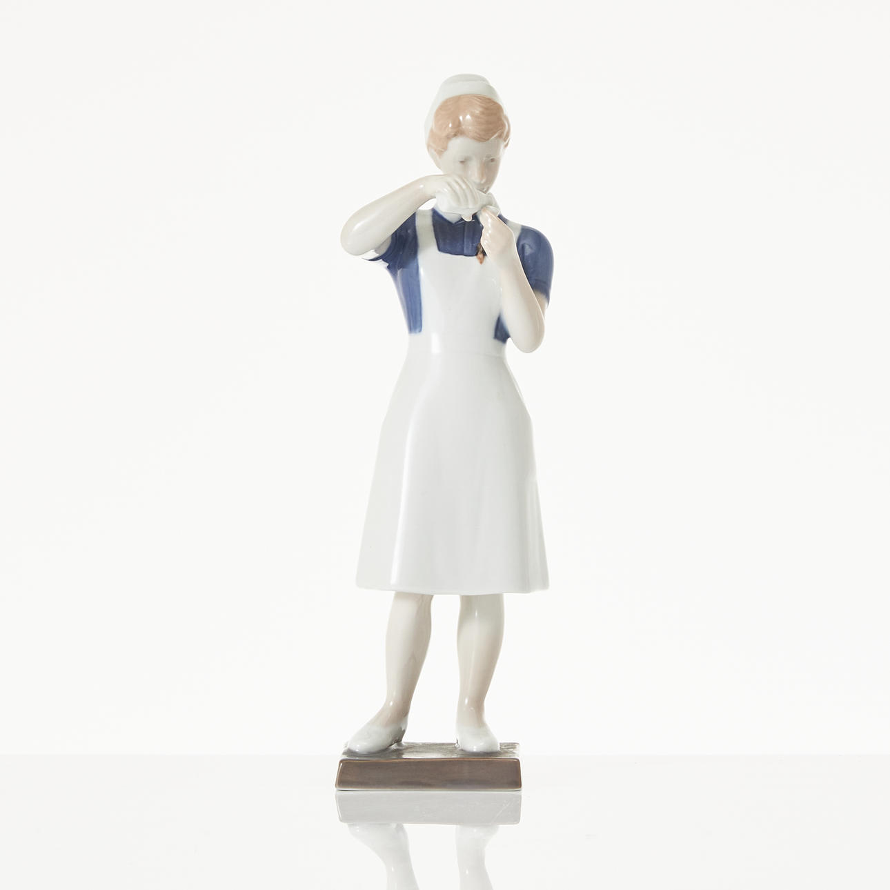 BING & GRÖNDAHL, a porcelain figurine. Nurse, nr 2226. Ceramics ...