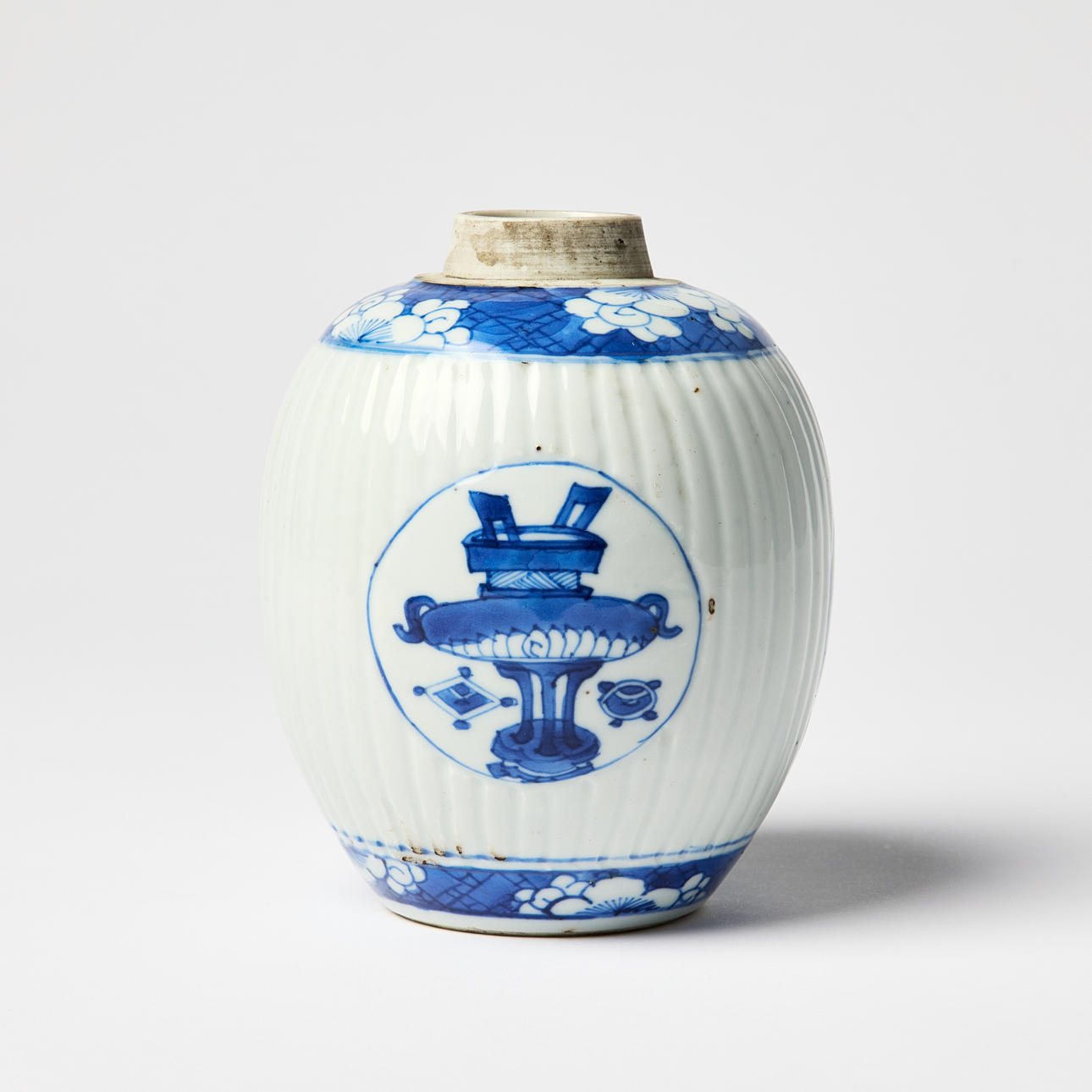 A Chinese Blue and White 'Precious Objects' Jar. Asiatika - Keramik ...