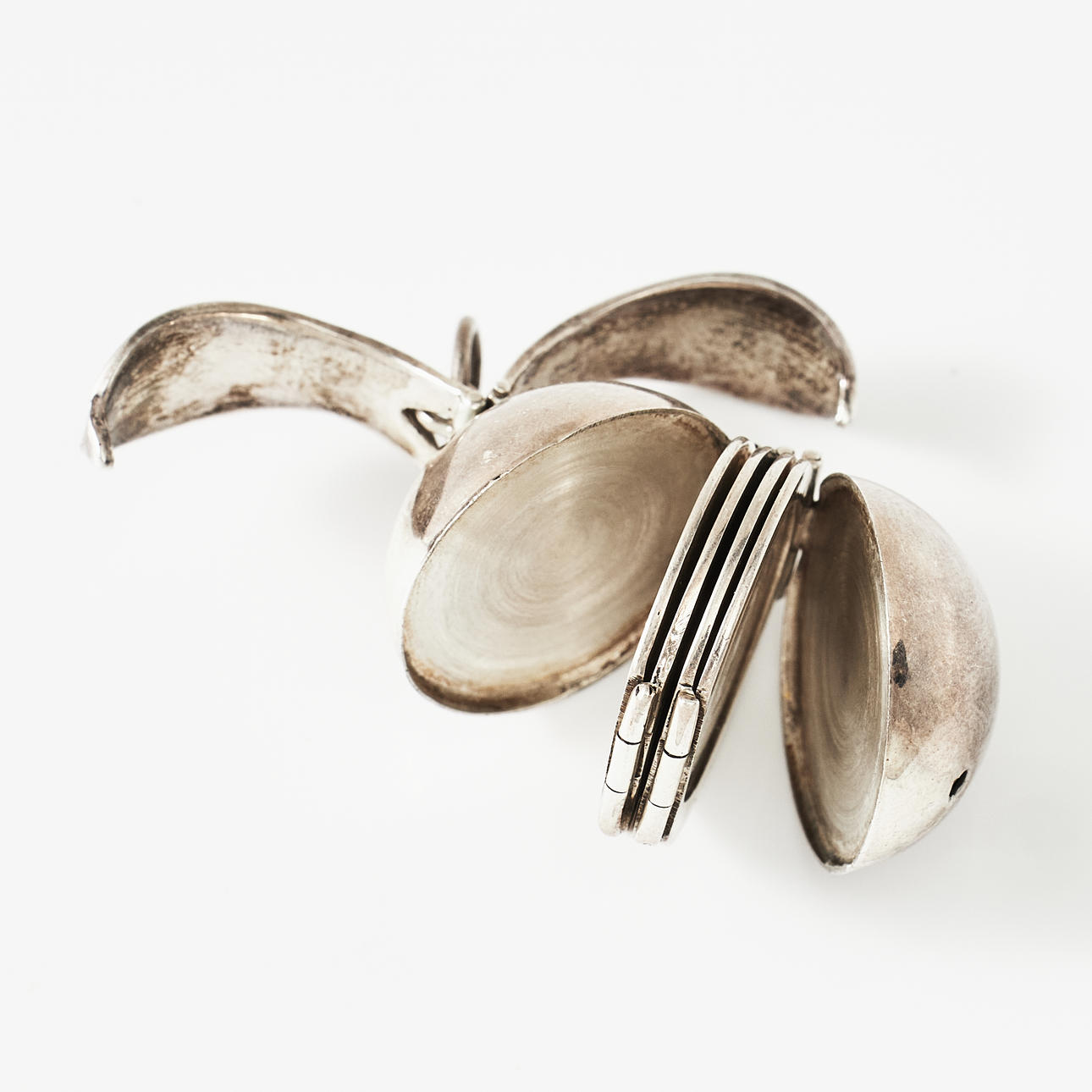 PENDANT, sterling silver, spherical, opens and unfolds with space for 6 ...