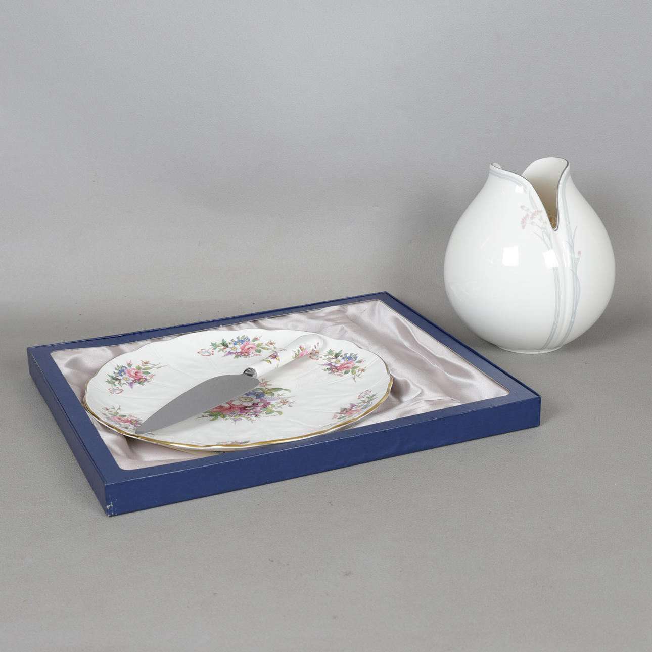 A ROYAL DOULTON' IMPRESSIONS' VASE AND AN AINSLEY HOWARD SPRAYS CAKE ...