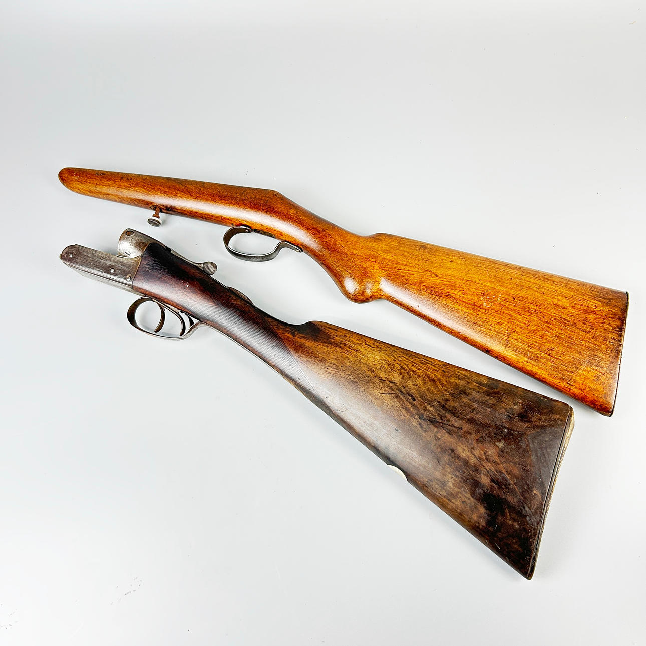 TWO GUN STOCKS. Weapons & Militaria - Guns & Rifles - Auctionet