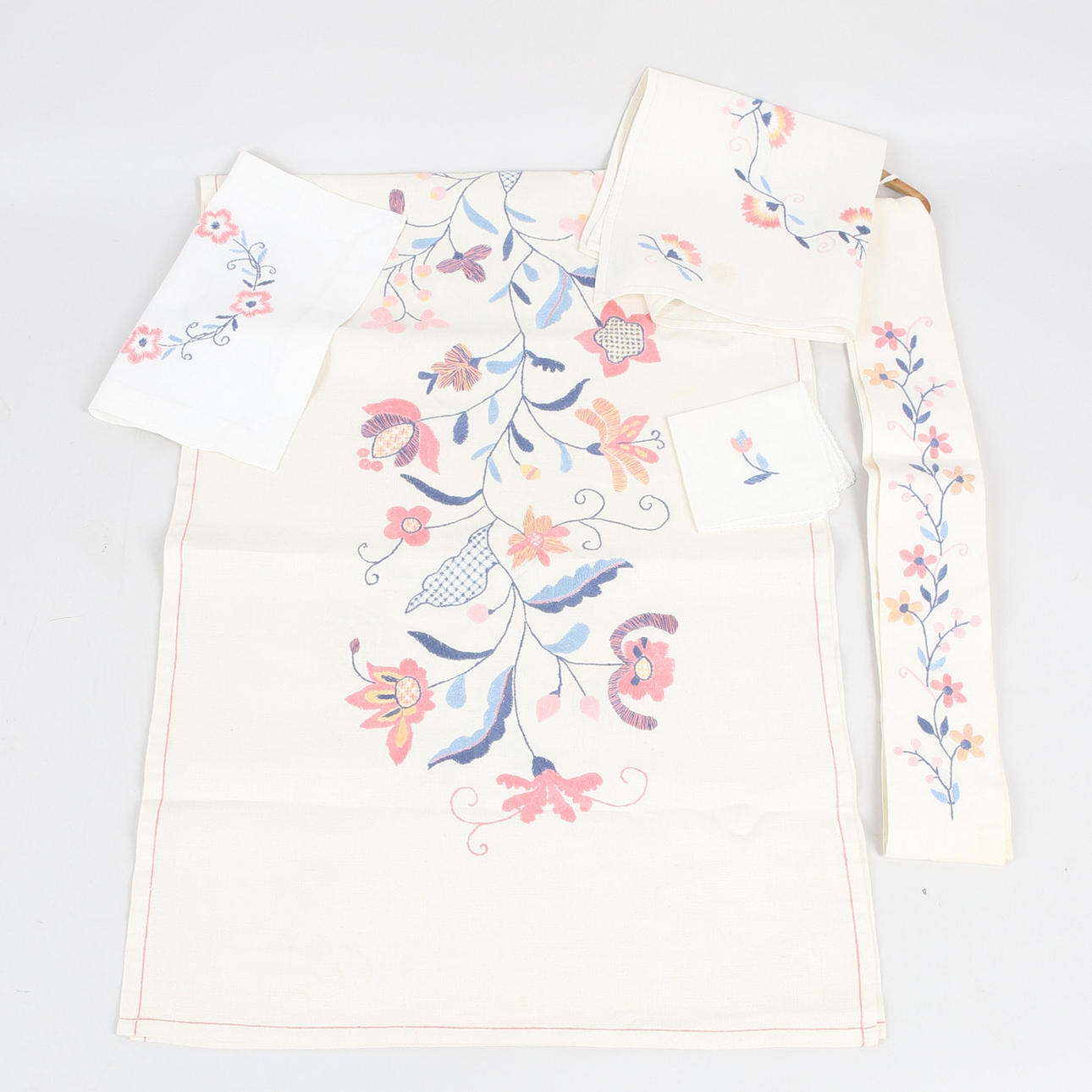 DUKAR & BRICKBAND, 5 st, textil, Blekingesöm, 1900-talets andra hälft ...