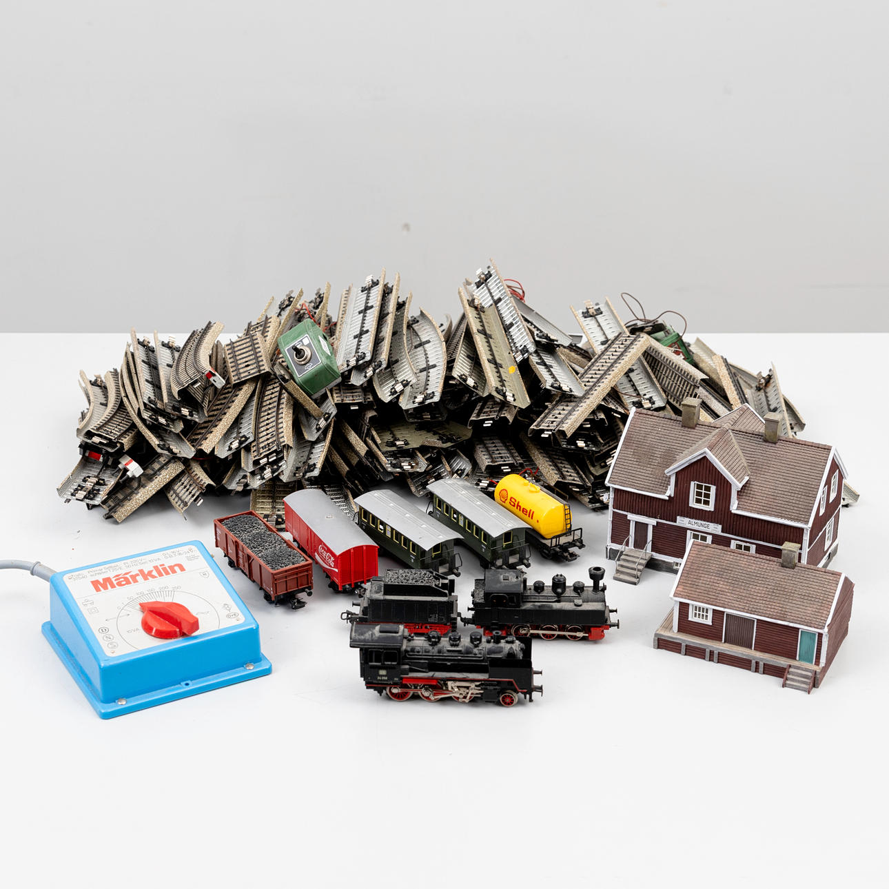 MÄRKLIN steam locomotive 3003 and 3090, 5 carriages as well as M-track ...