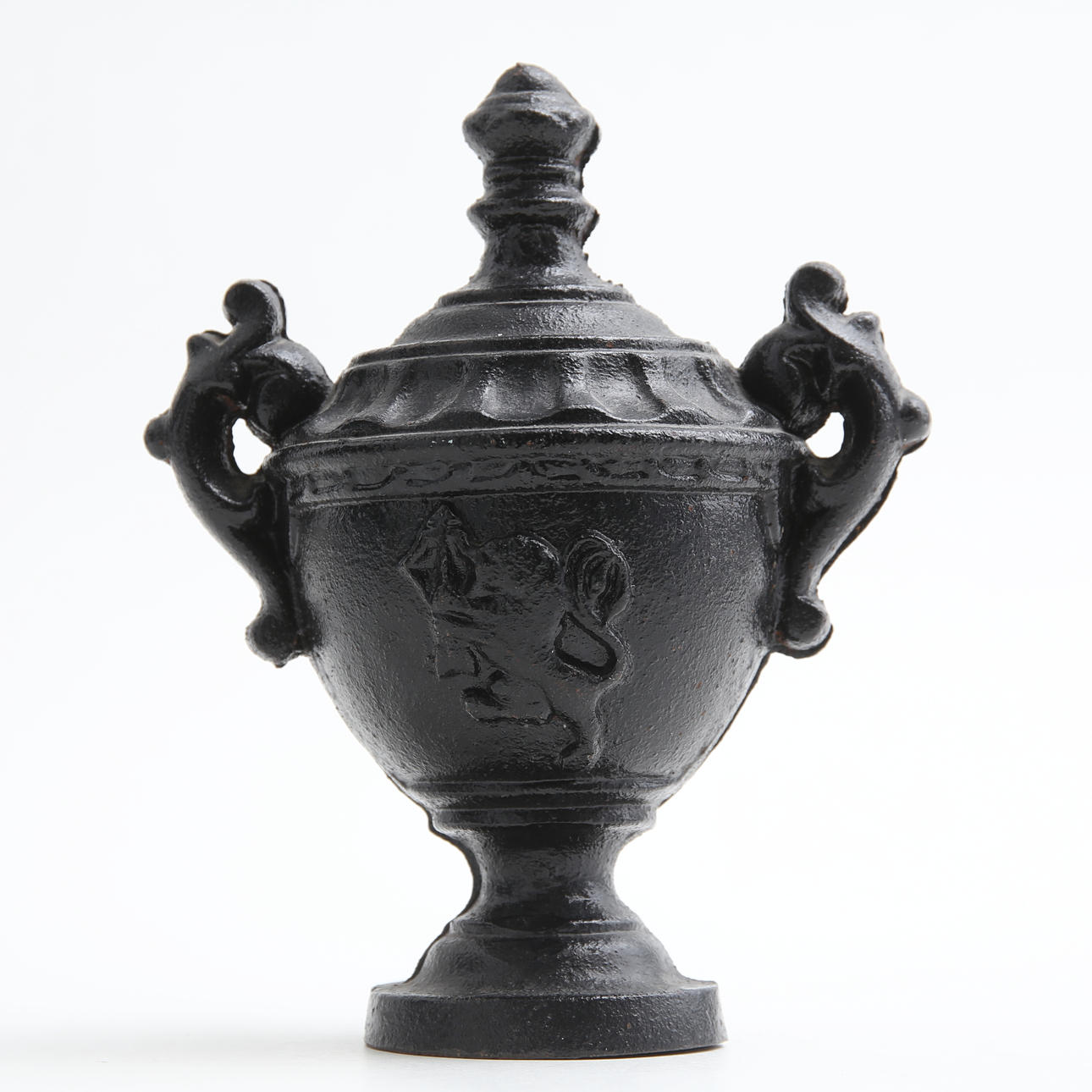 DECORATIVE ELEMENT, cast iron, urn with the coat of arms of Småland ...