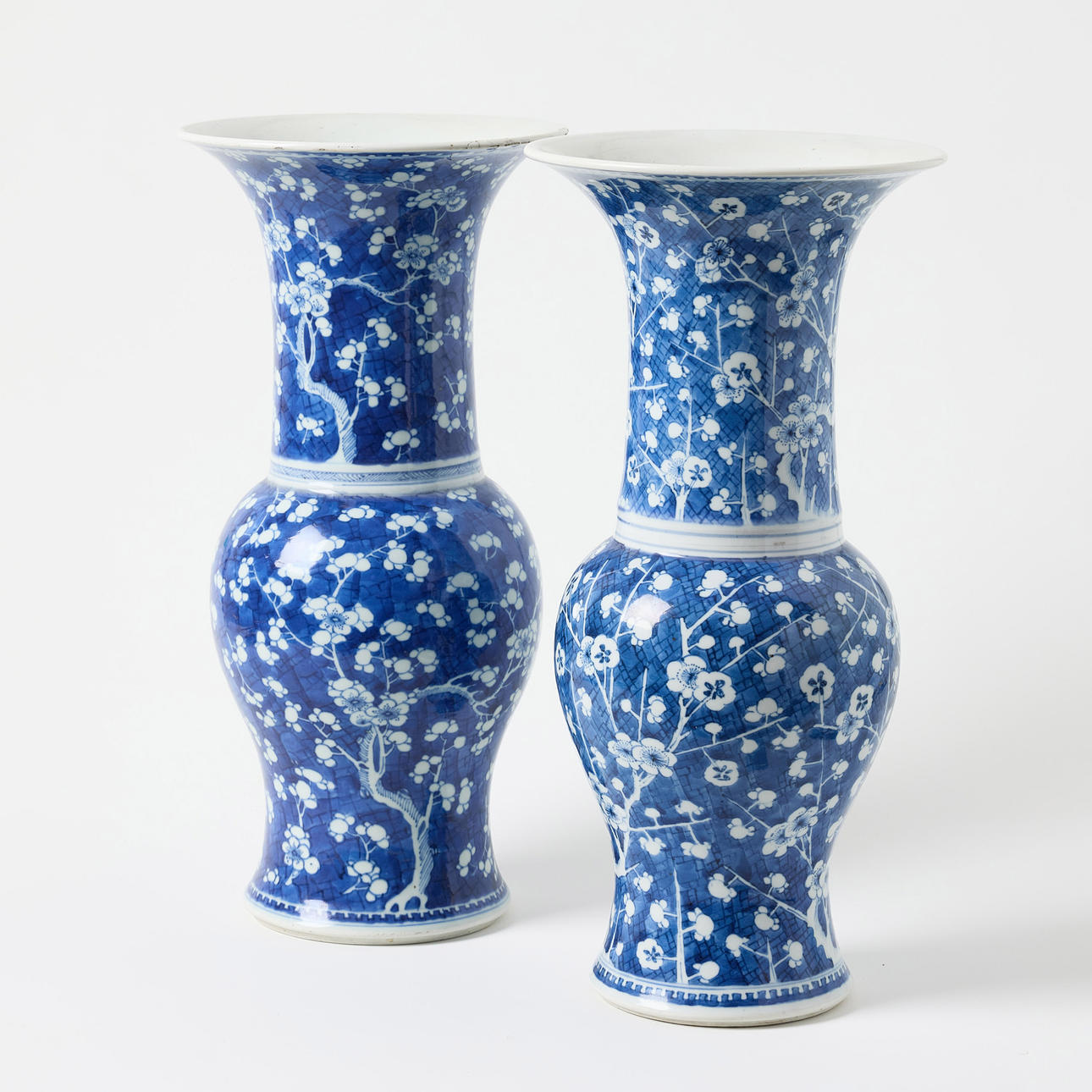 Two Chinese Prunus Yenyen Vases. Asiatika - Keramik & Porslin - Auctionet