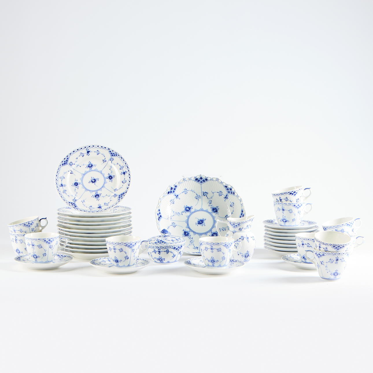 SERVISDELAR, 39 delar, porslin, "Musselmalet", Royal Copenhagen ...