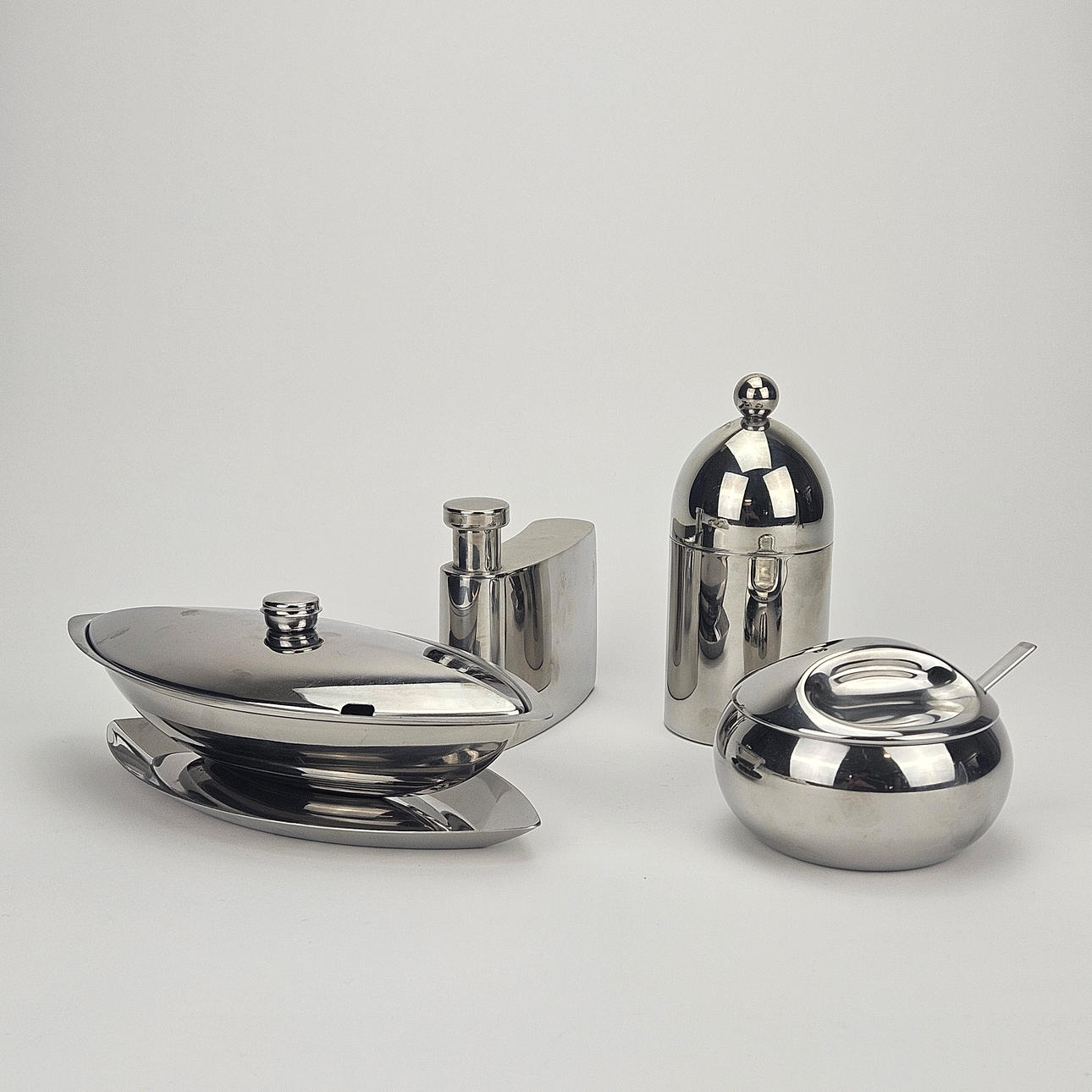 GENSTANDE I RUSTFRIT STÅL, 5 dele, Alessi, Georg Jensen, OPA og ...