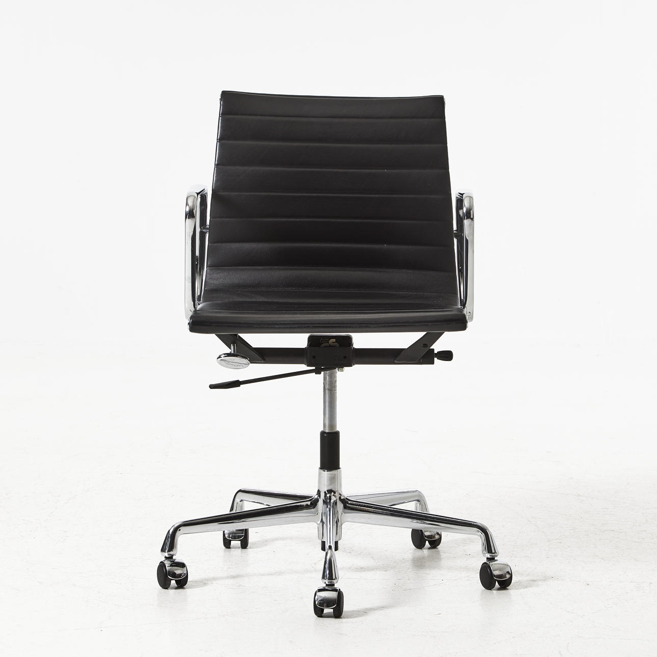 CHARLES and RAY EAMES, office chair EA118 for Vitra. Designed 1958 ...