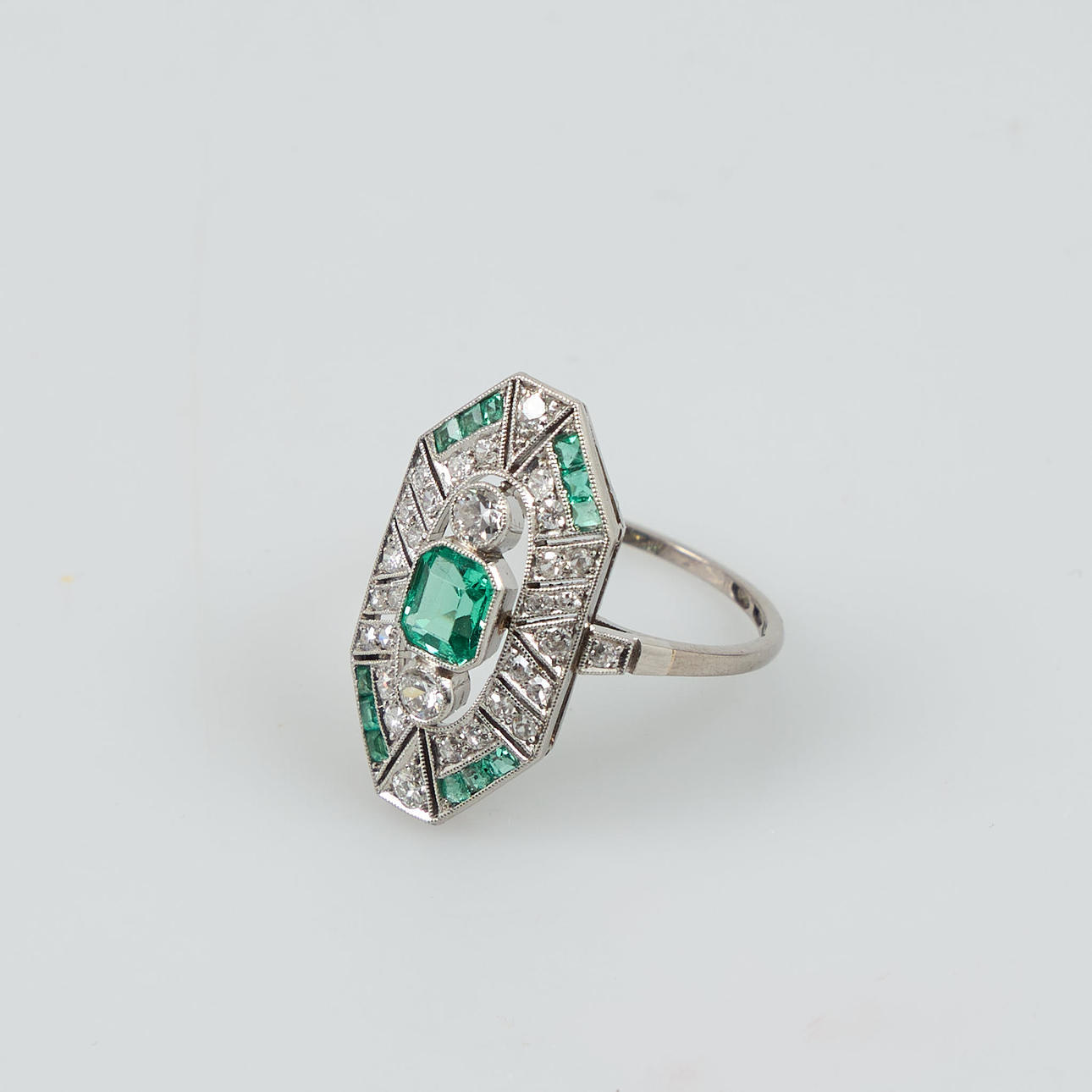 ANILLO, Art Déco, diamantes de talla antigua, esmeraldas, oro blanco de ...