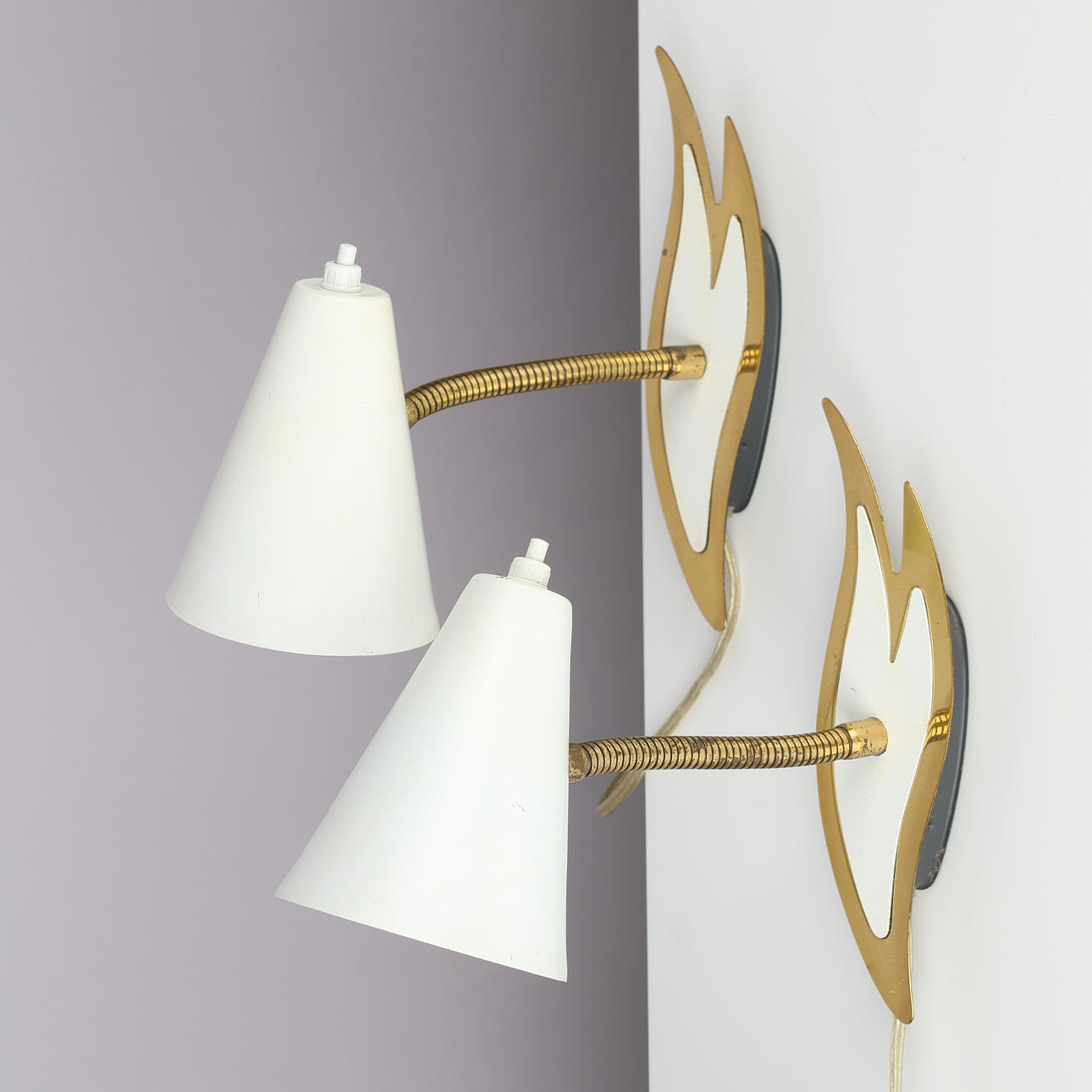 A pair of flexible wall lamps in brass and white-lacquered metal ...