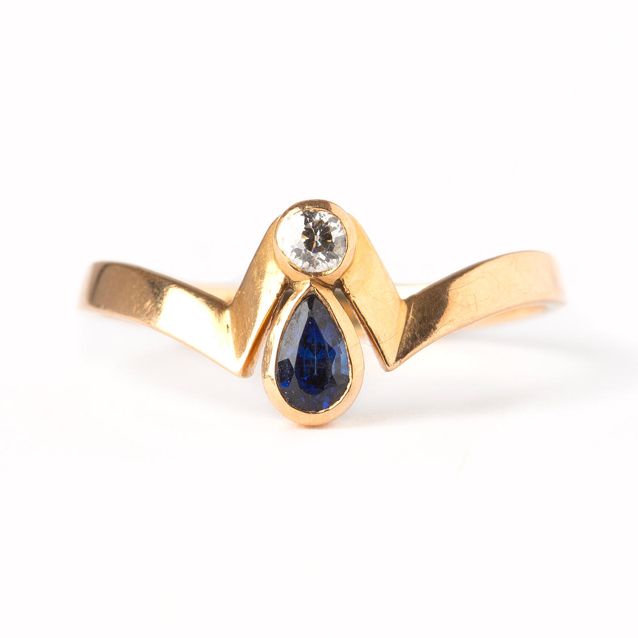 RING, 18K guld med navetteslipad safir och briljantslipad diamant ...