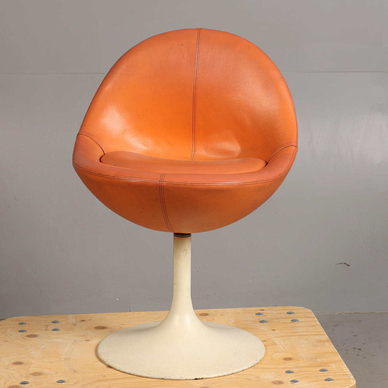 A MID 20TH CENTURY BORJE JOHANSSON "VENUS" CHAIRS. Furniture ...