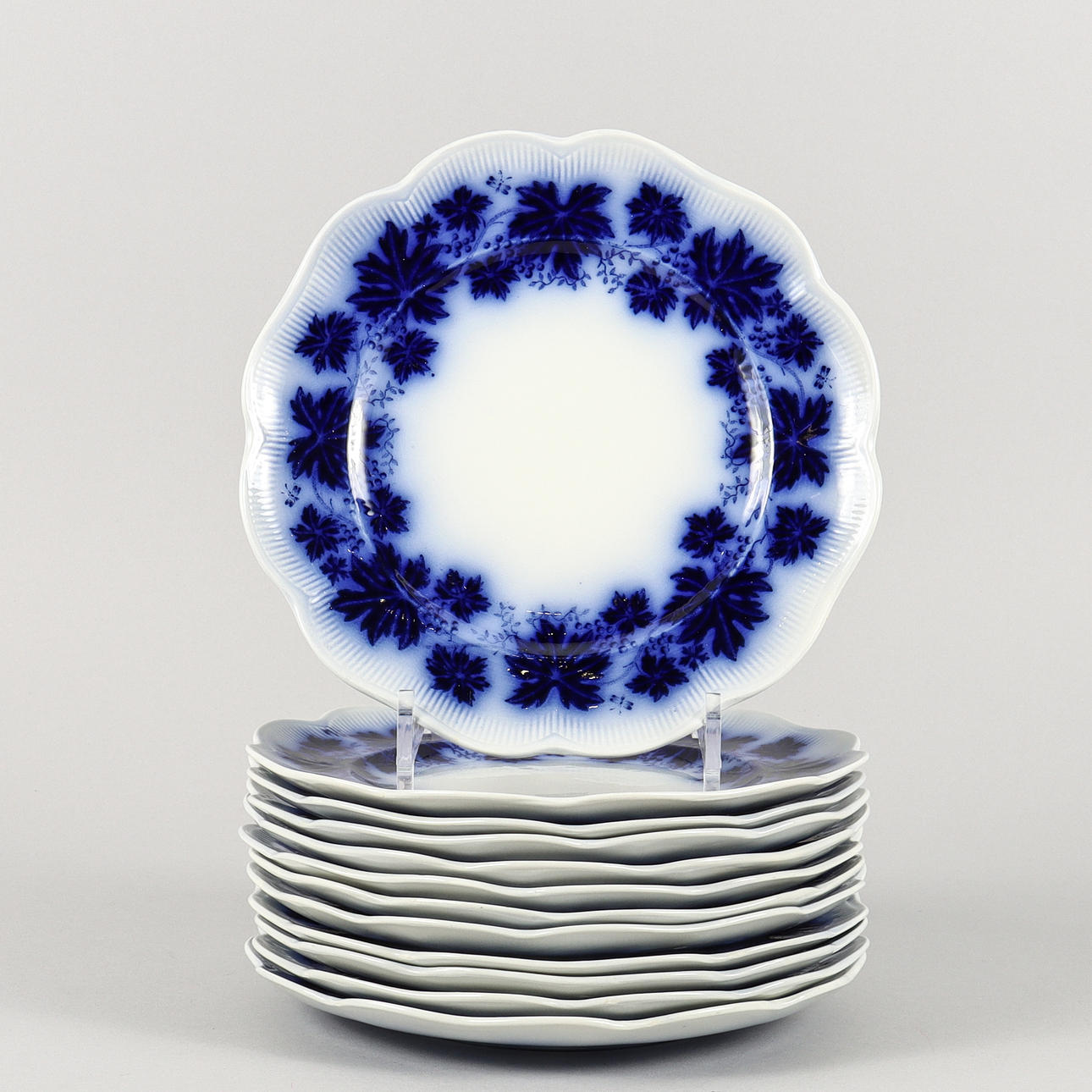 ARTHUR PERCY. 12 Plates, "Vinranka", Gefle. Ceramics & Porcelain ...