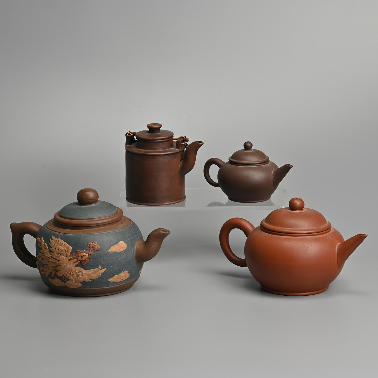 A GROUP OF CHINESE YIXING POTTERY TEA POTS, 20TH CENTURY. Asiatica ...