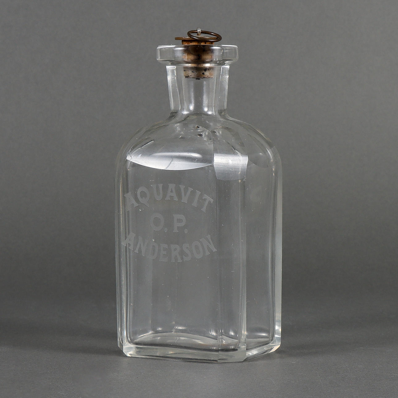 KARAFF/FLASKA, glas, "AQUAVIT O.P. ANDERSON". Glas - Bruksglas - Auctionet