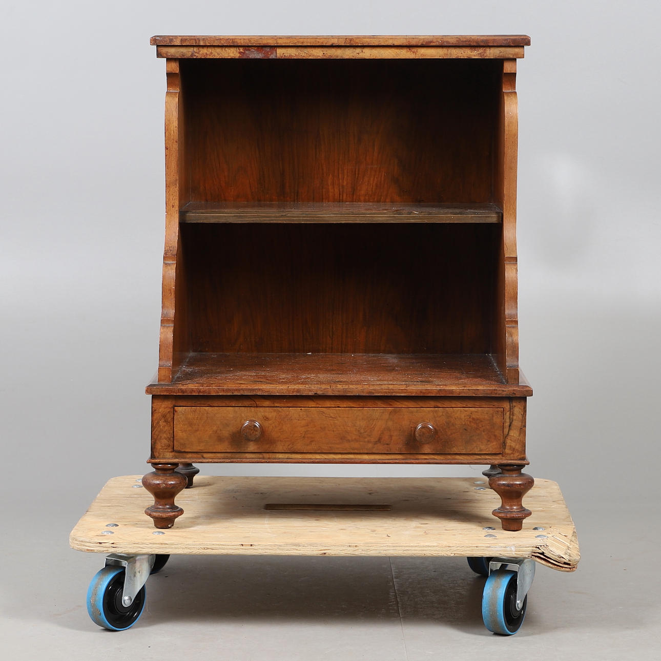 VICTORIAN WALNUT BEDSIDE CUPBOARD. Furniture - Other - Auctionet