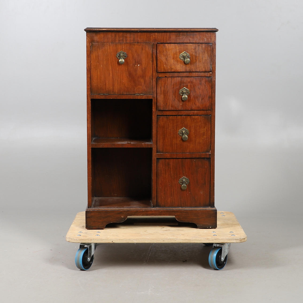 SMALL WALNUT VENEERED CABINET. Furniture - Other - Auctionet