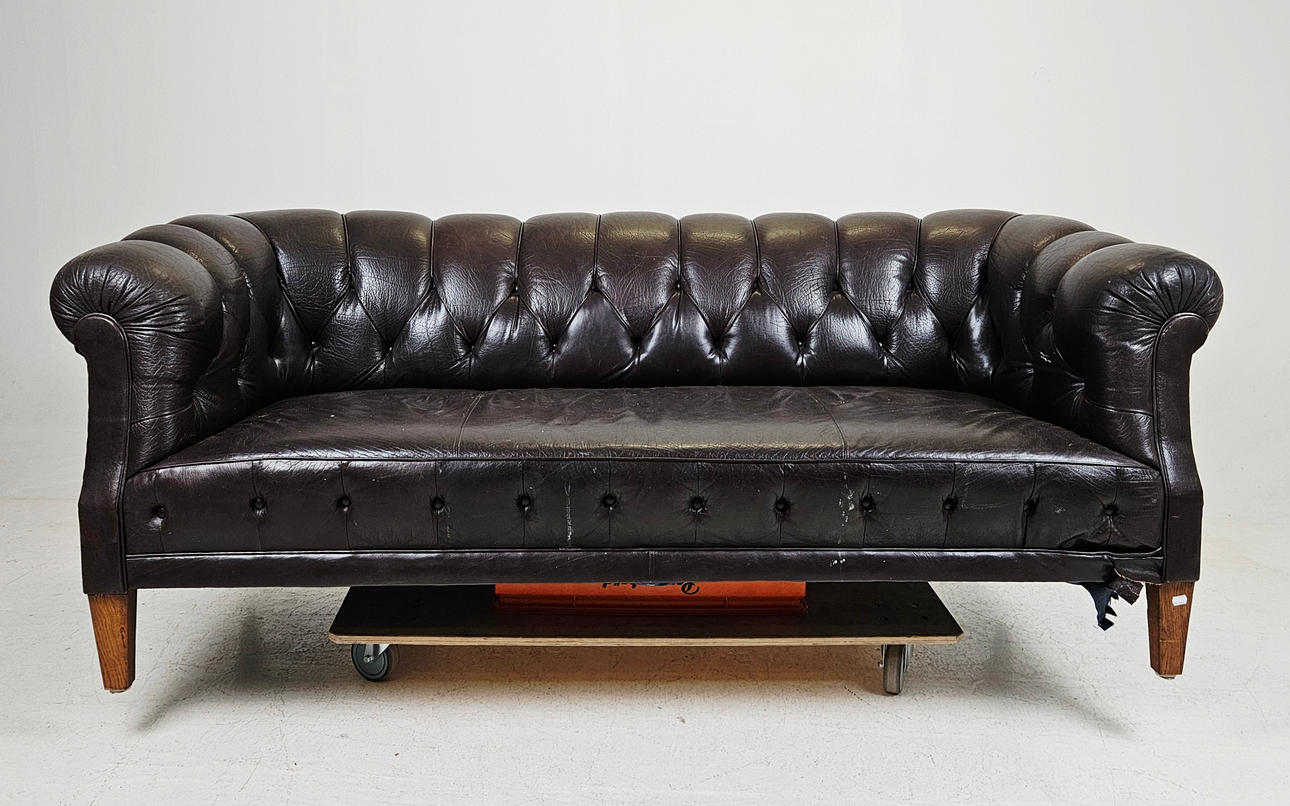 SOFFA, Clubmodell, 1900-tal. Möbler - Soffor & Sittgrupper - Auctionet
