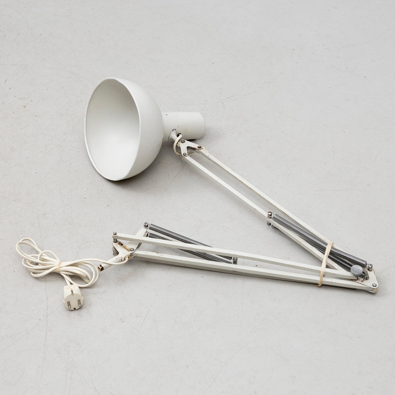SKRIVBORDSLAMPE, hvidlakeret metal, "Arkitekt" type DS24806, for Louis ...